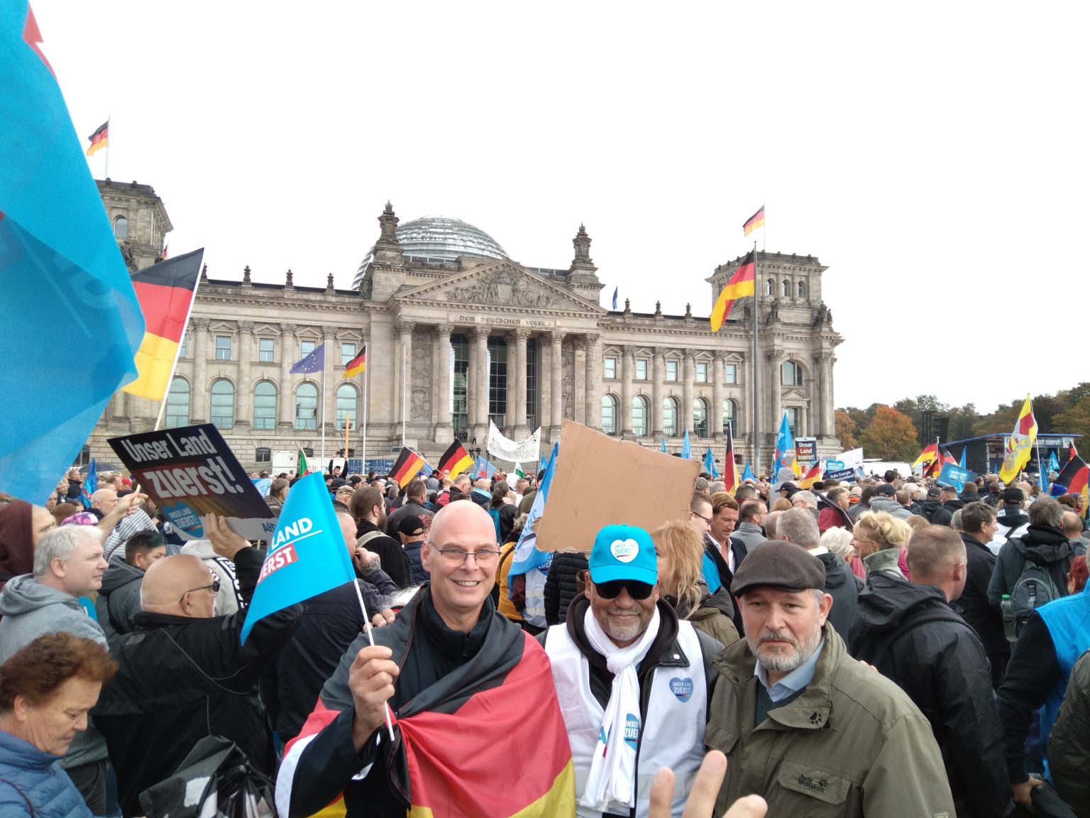 „Unser Land zuerst!“ – Rund 10.000 Menschen demonstrierten friedlich in ...